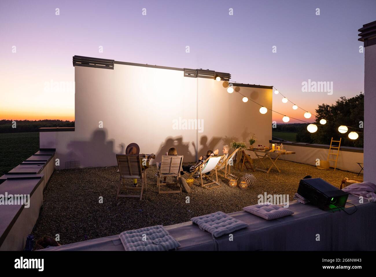 Open air cinema screen hi-res stock photography and images - Alamy