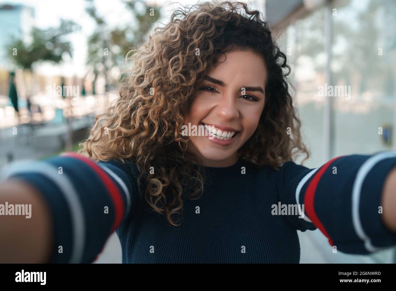 Young woman taking selfies social hi-res stock photography and images - Alamy
