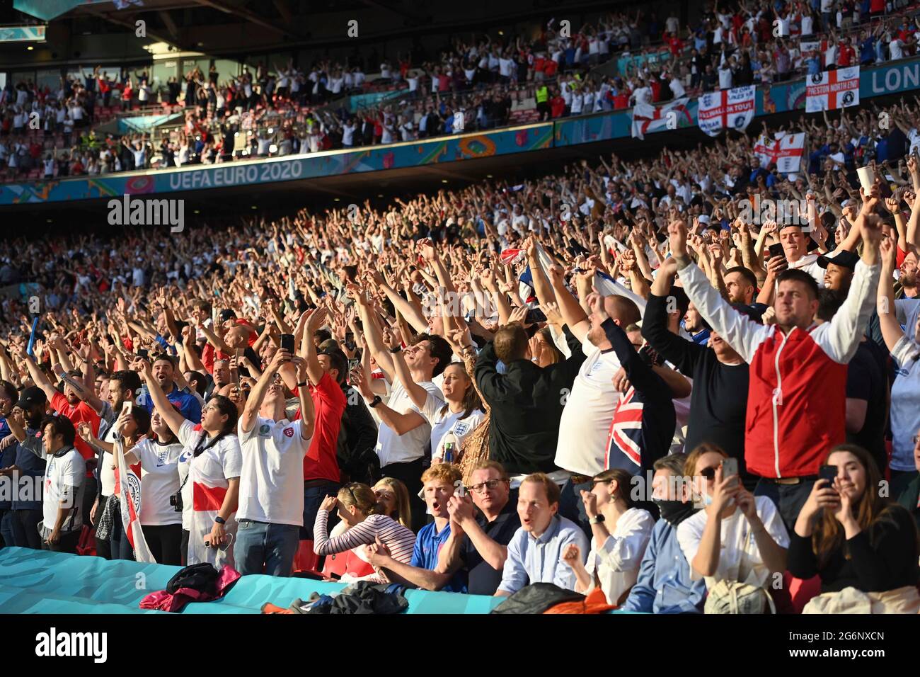 Soccer wembley stadium feature hi-res stock photography and images - Alamy