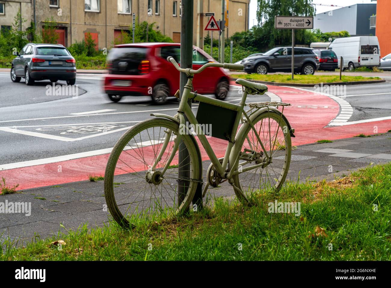 Road markings traffic roundabout hi-res stock photography and images ...