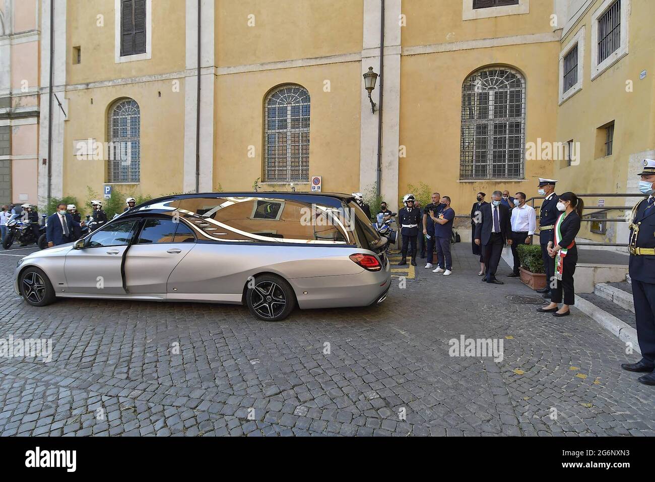 Rome, Italy. 07th July, 2021. Raffaella Carrà, arrival of the coffin in ...