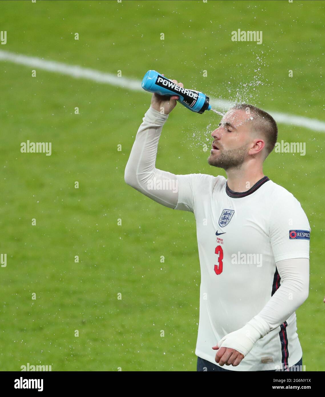 LUKE SHAW SPLASHES FACE, ENGLAND V DENMARK, 2021 Stock Photo - Alamy