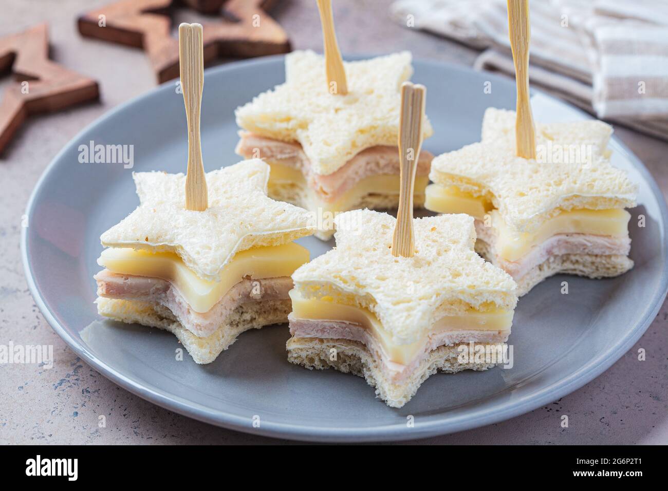 Christmas Snacks - Star-shaped cheese and ham sandwiches on a gray ...