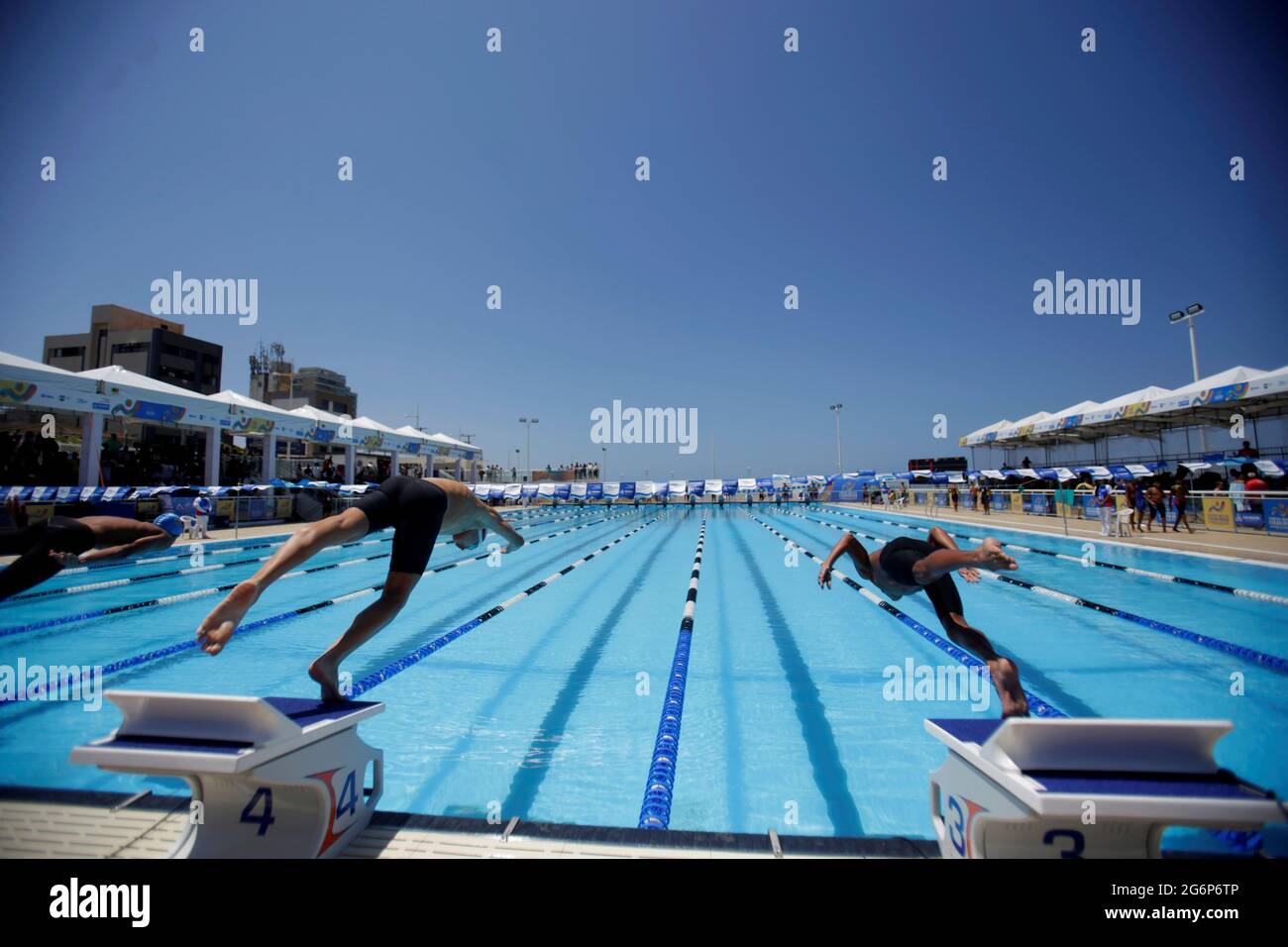 Teen swimming underwater hi-res stock photography and images - Alamy
