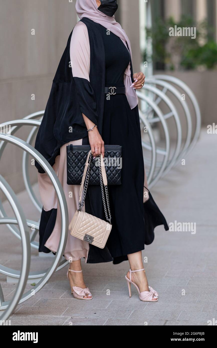 Girl in traditional Abaya in street. No Face Stock Photo - Alamy