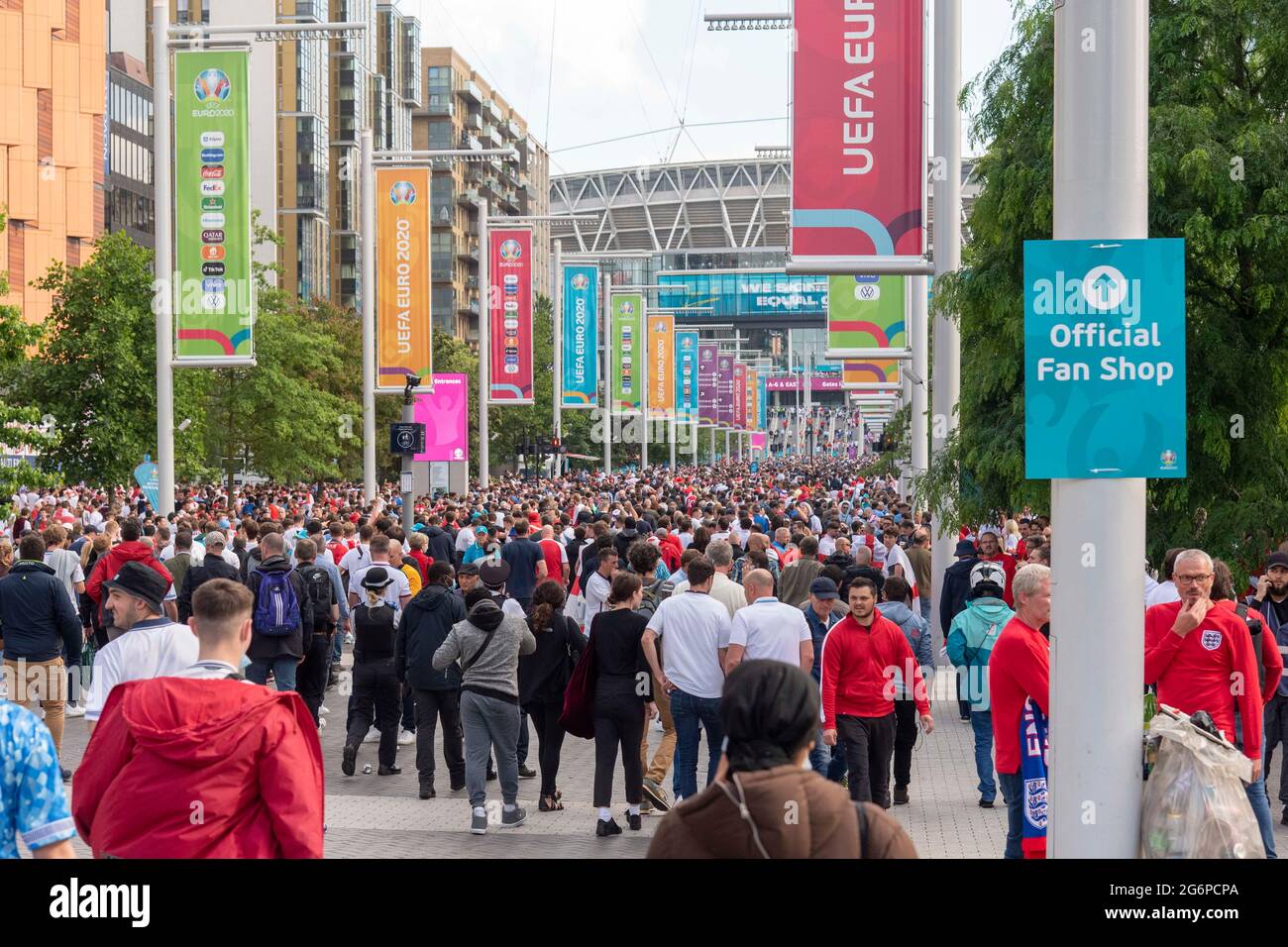 Euro 2020 final crowd hi-res stock photography and images - Alamy