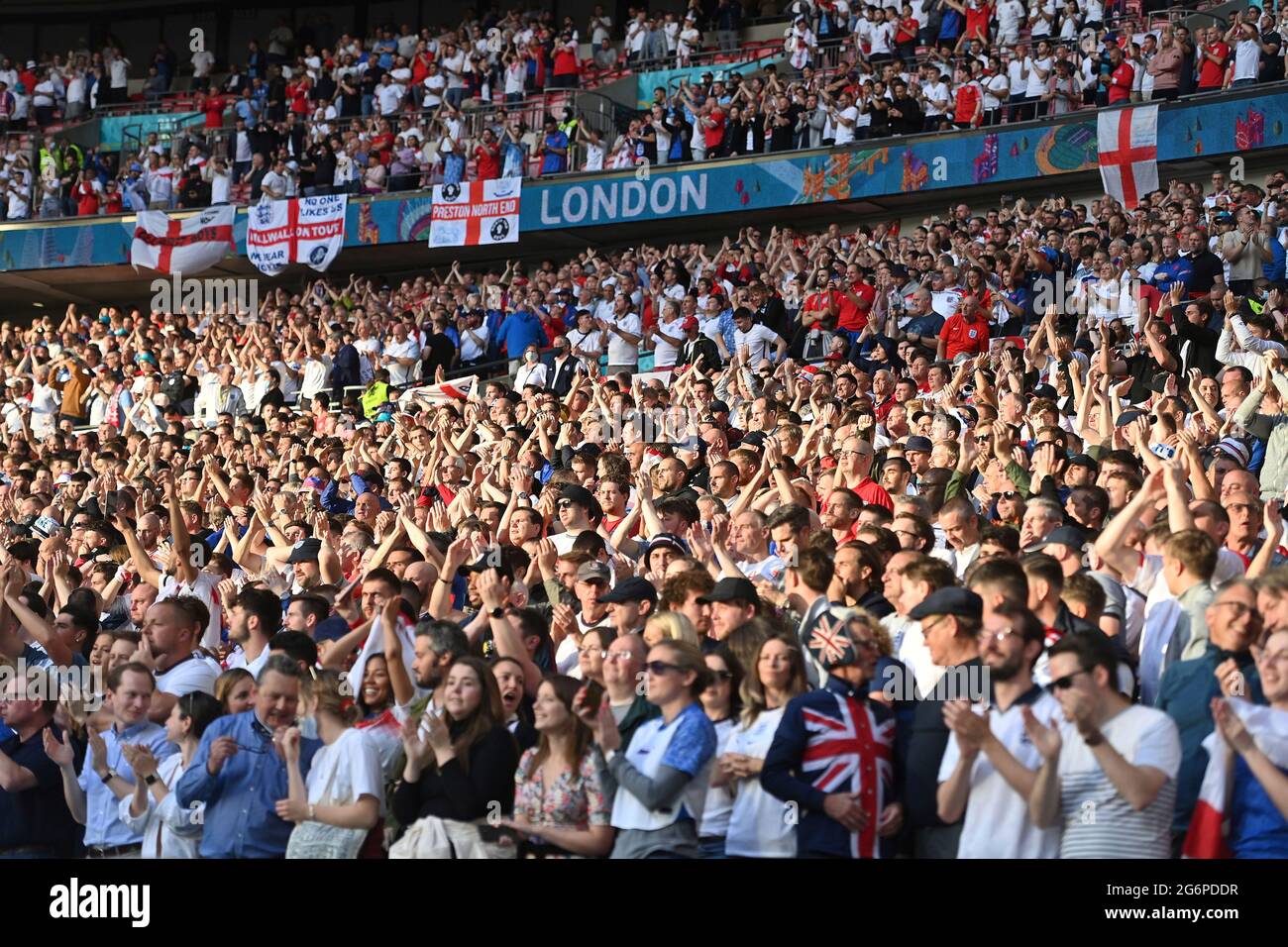 English fans, football fans without a gap and face mask, mask ...