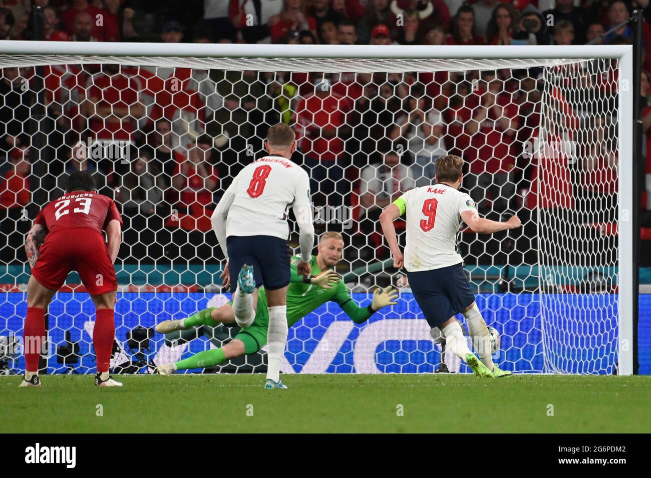 Harry KANE (ENG) fails the penalty kick, penalty kick to goalwart ...