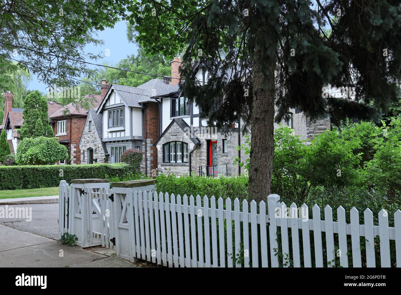 Suburban tree lined street hi-res stock photography and images - Alamy