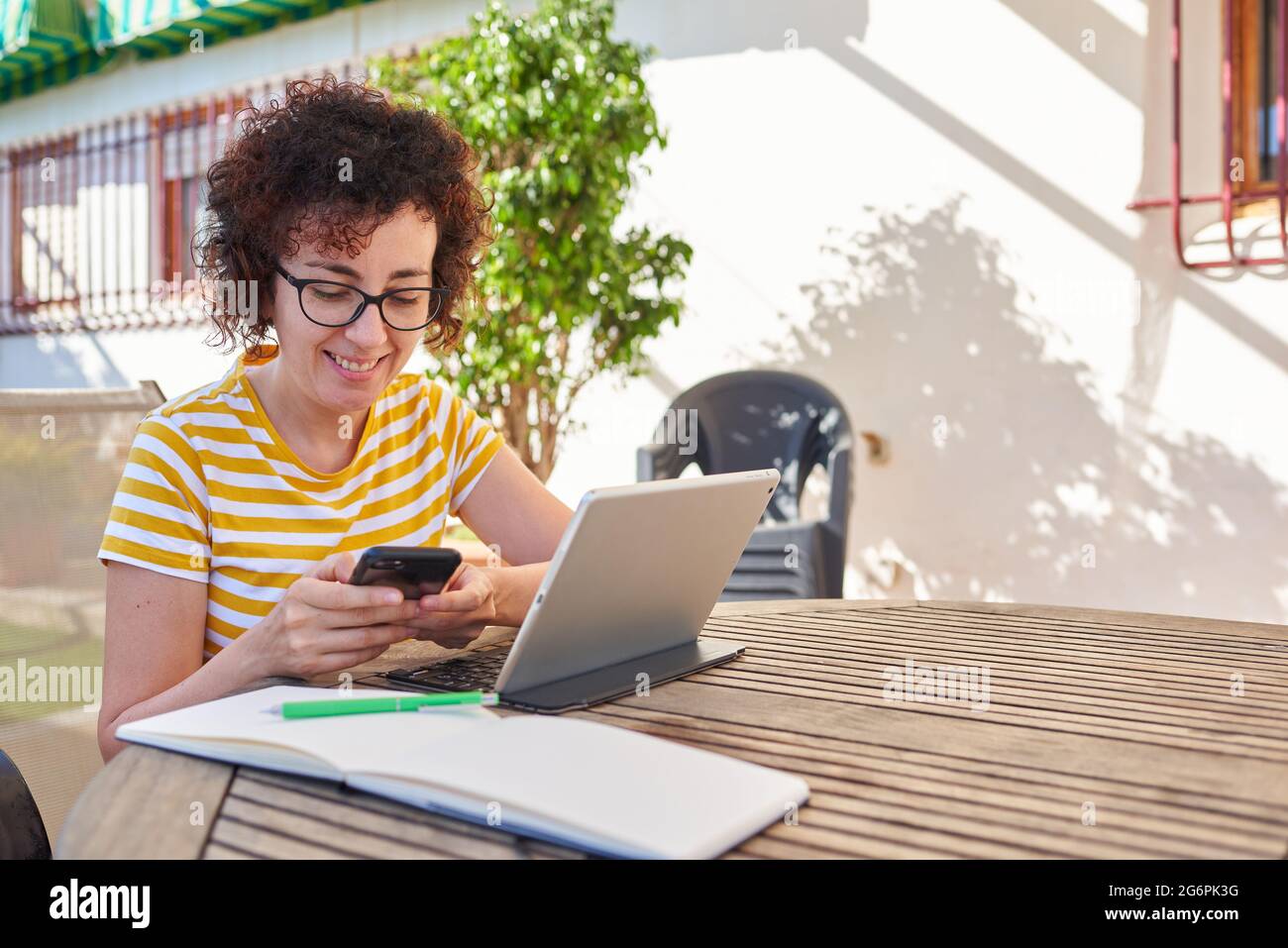 Telecommuting hi-res stock photography and images - Alamy