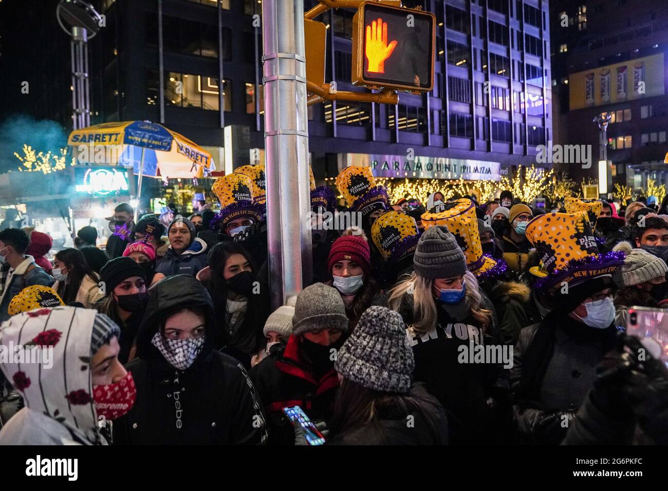Ball drop in times square hi-res stock photography and images - Alamy