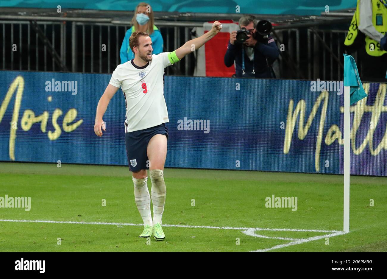 Harry kane celebrating for england hi-res stock photography and images ...