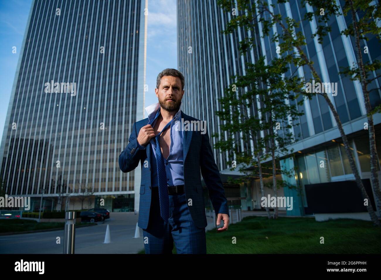 Angry businessman. Screaming furious business man getting mad. Bad ...