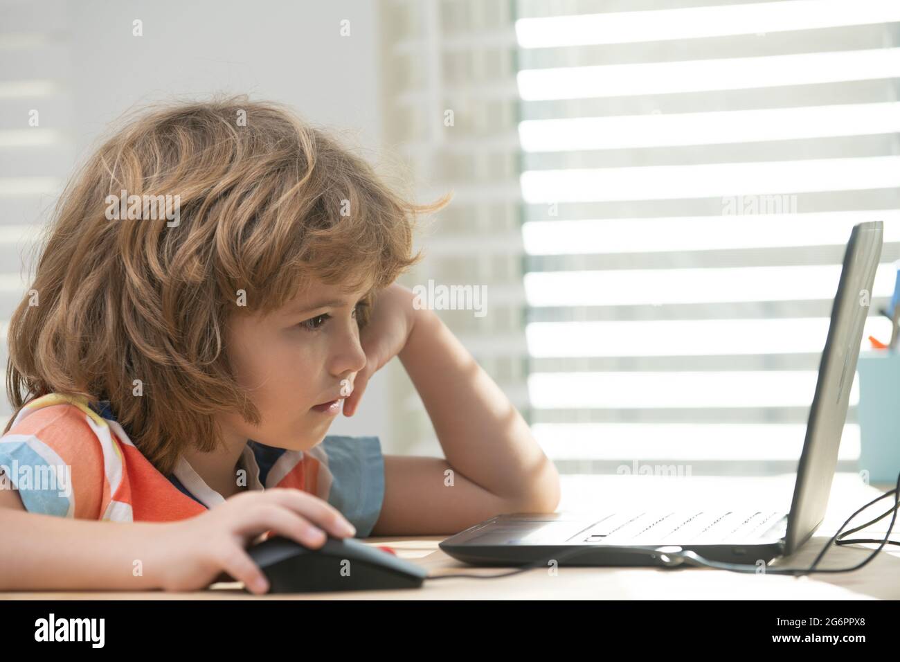 Children with devices in school hi-res stock photography and images - Alamy