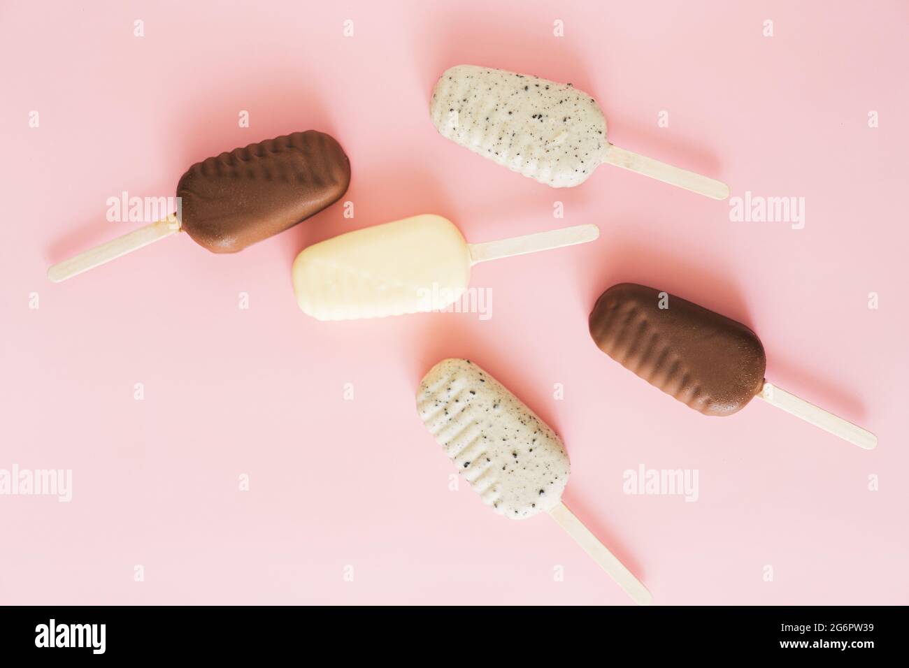 Flat lay of difference chocolate popsicles on pastel background Stock ...
