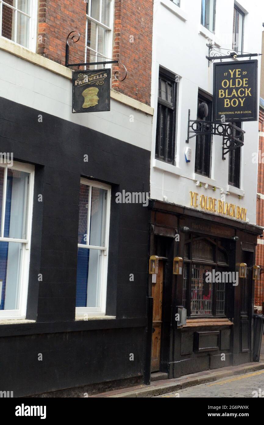 High street hull hi-res stock photography and images - Alamy