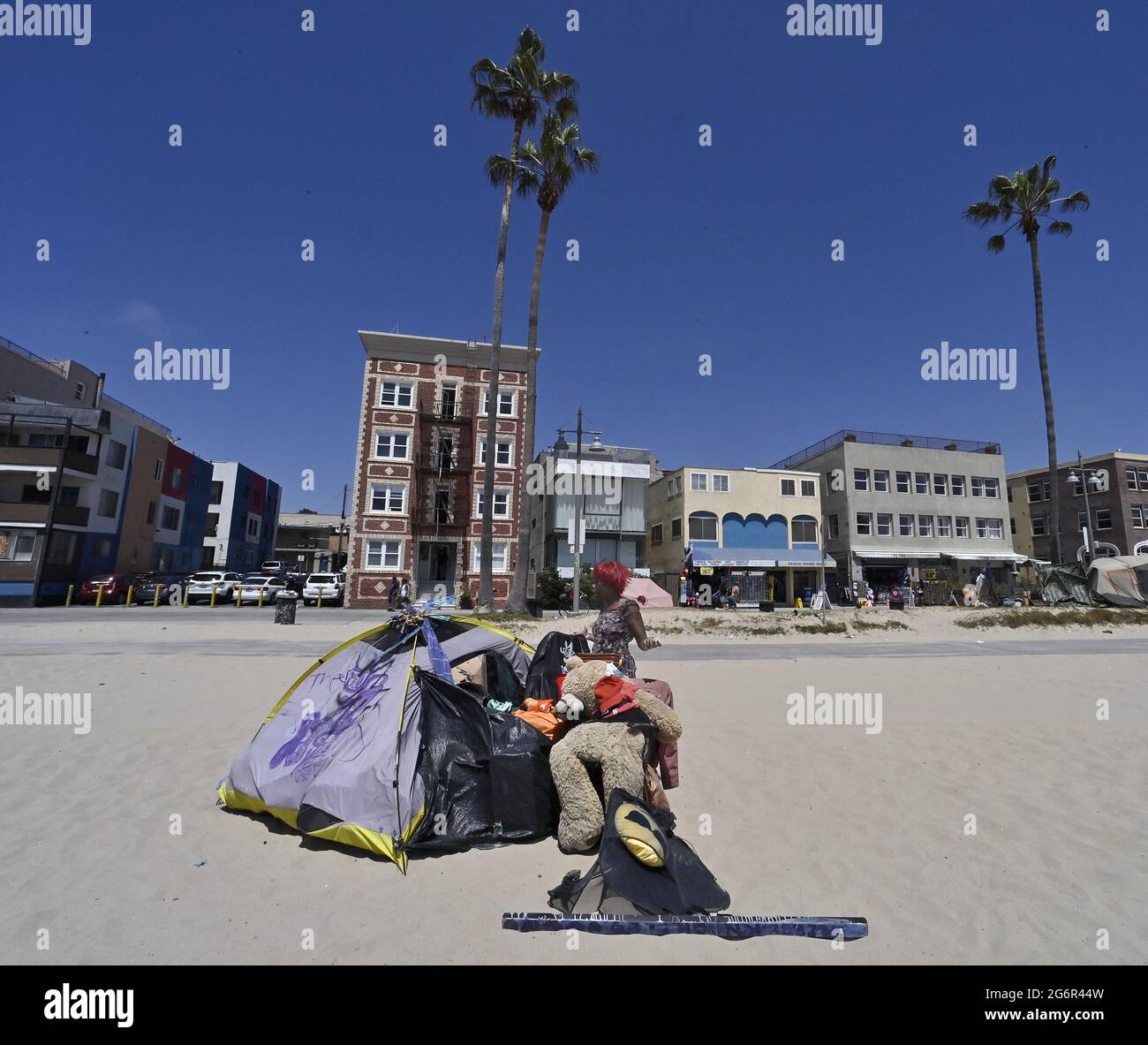 Homeless woman los angeles hi-res stock photography and images - Alamy