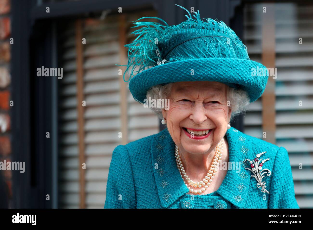 Queen visits coronation street hi-res stock photography and images - Alamy