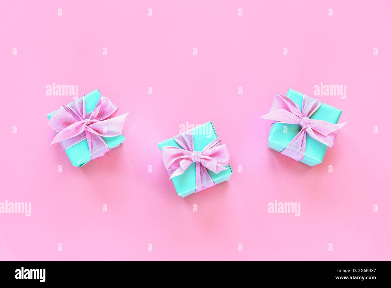 Green present hi-res stock photography and images - Alamy
