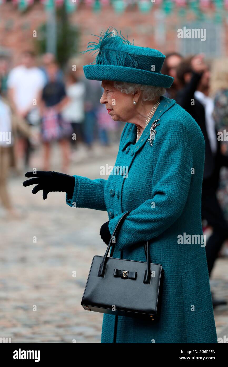 Queen visits coronation street hi-res stock photography and images - Alamy