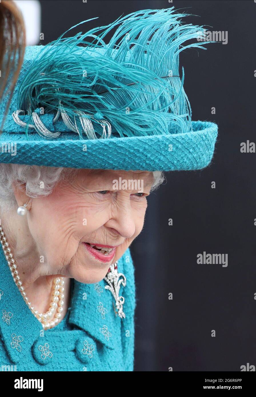 Queen visits coronation street hi-res stock photography and images - Alamy