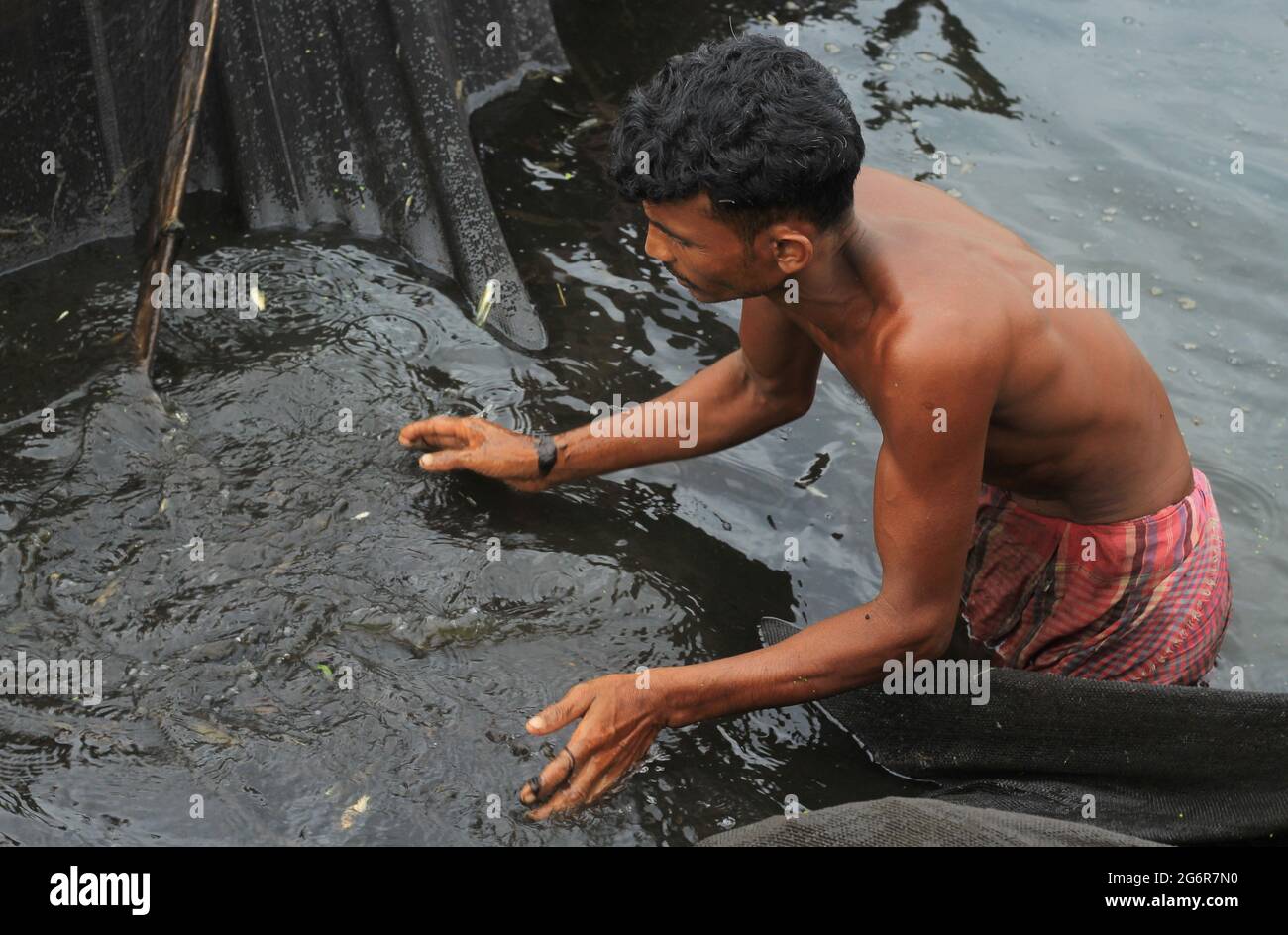 Bangladeshi traditional fishing net hi-res stock photography and images ...
