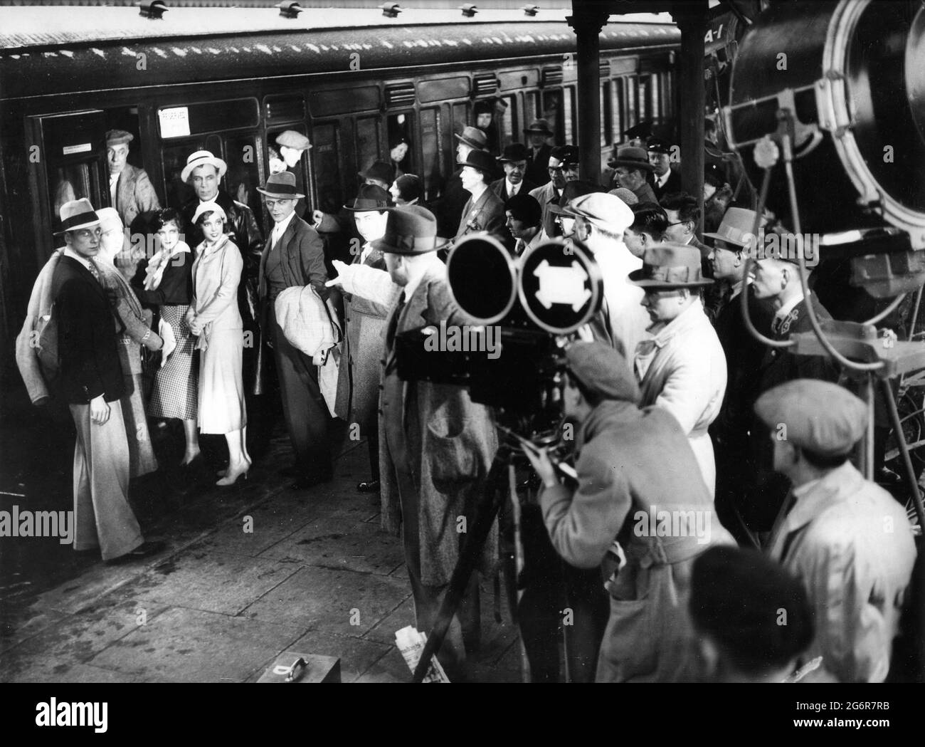JOHN GIELGUD A.W. BASKCOMB MARY GLYNNE JESSIE MATTHEWS and DENNIS HOEY ...