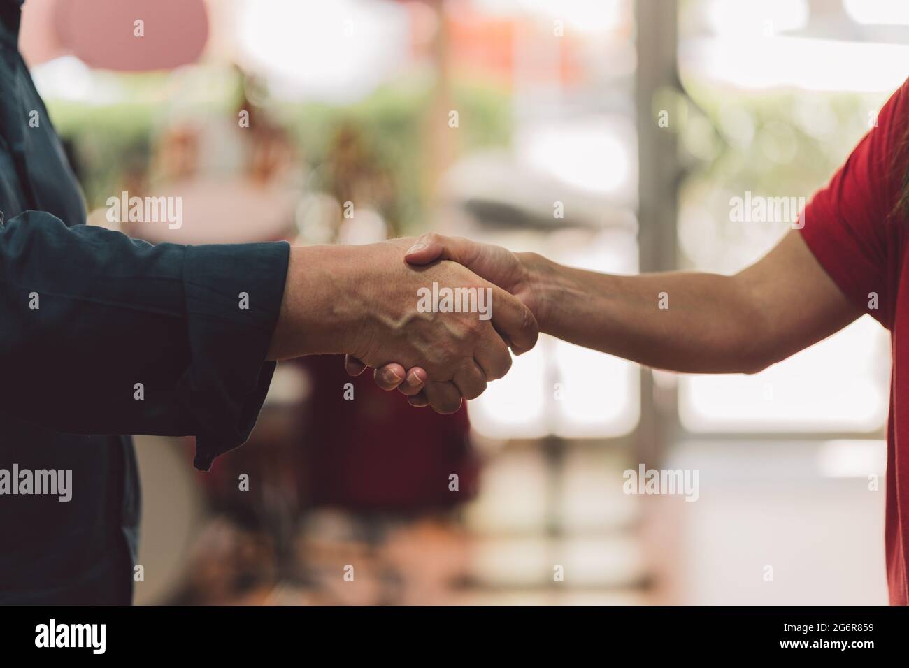 Man and woman shaking hands Stock Photo - Alamy