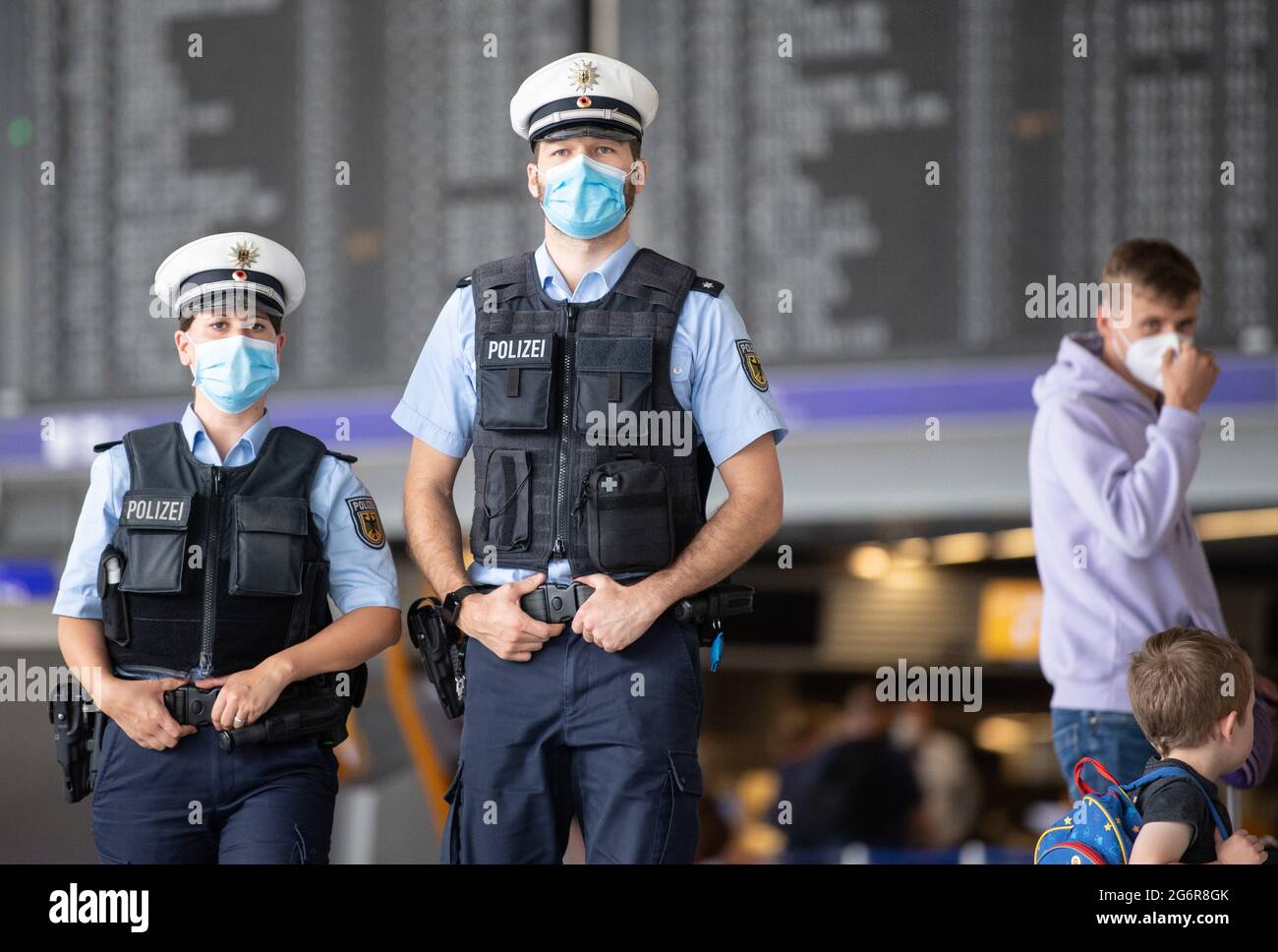 08 July 2021, Hessen, Frankfurt/Main: A patrol of the Federal Police ...