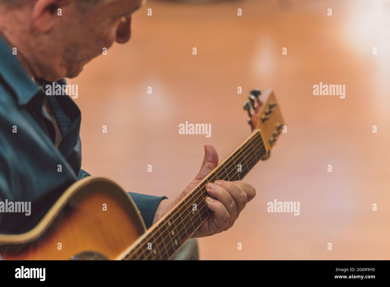 Old man playing guitar hi-res stock photography and images - Alamy