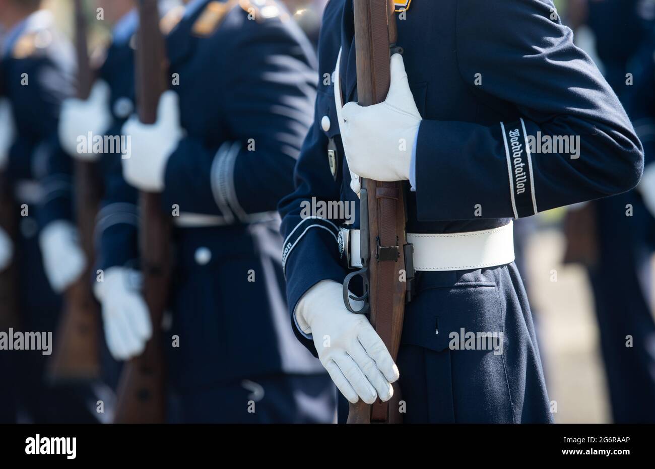 Rheine, Germany. 08th July, 2021. Soldiers present their rifle on the ...