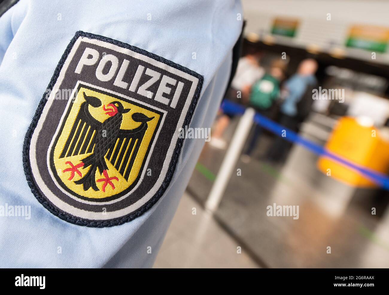 08 July 2021, Hessen, Frankfurt/Main: A patrol of the Federal Police ...