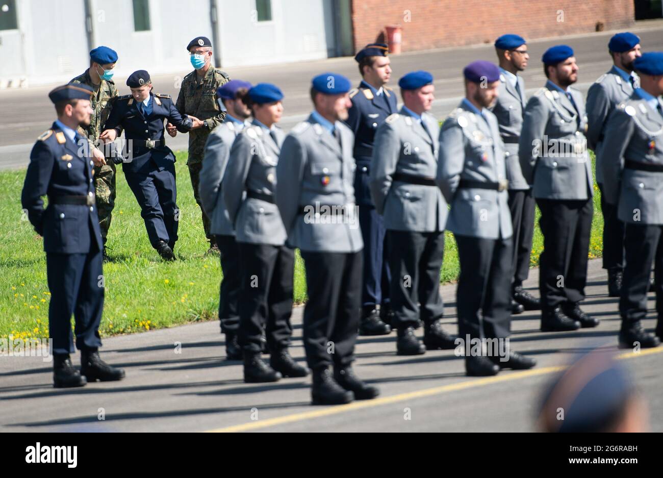 Bundeswehr female soldier hi-res stock photography and images - Alamy