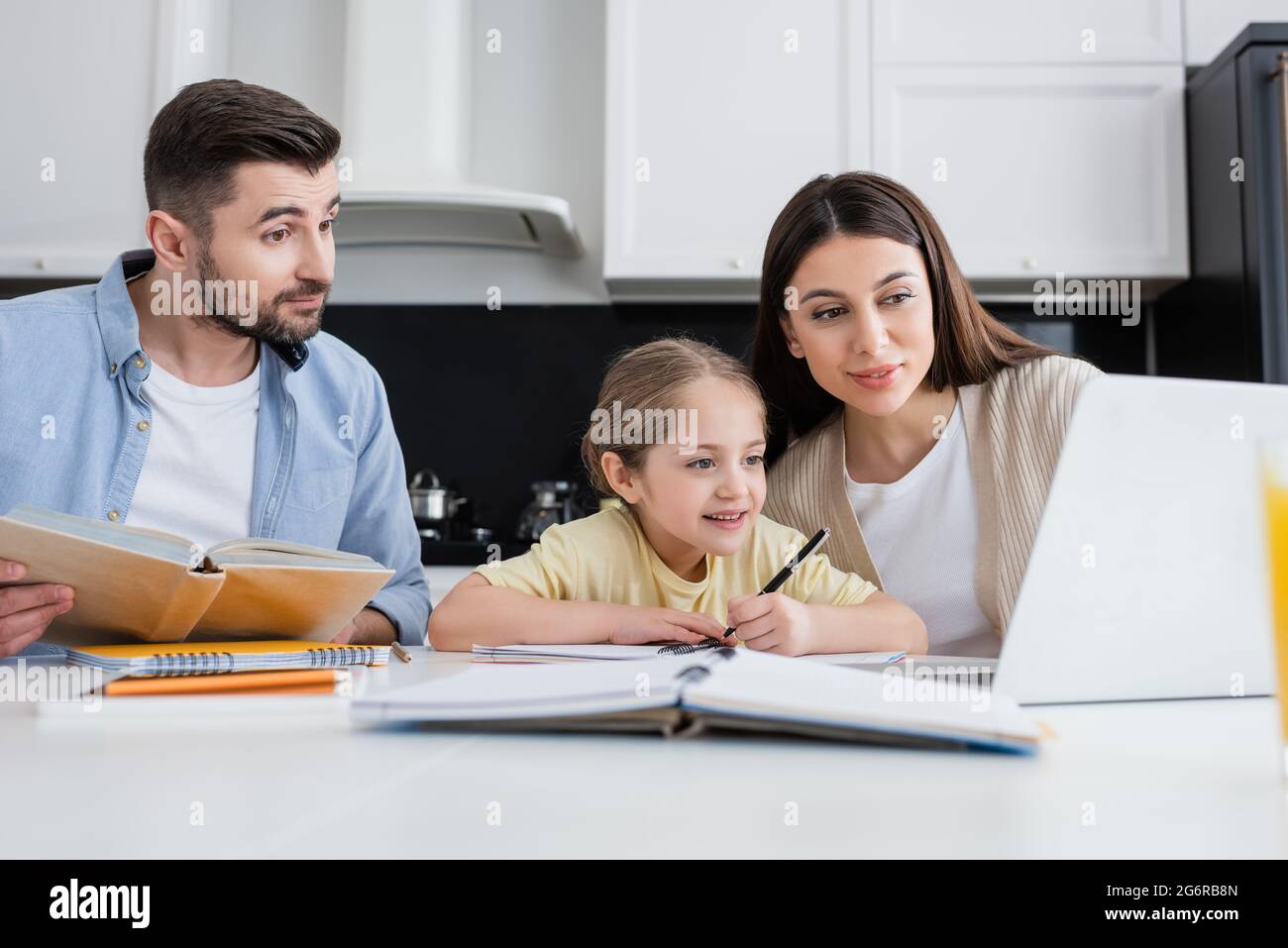 Girl with parents hi-res stock photography and images - Alamy