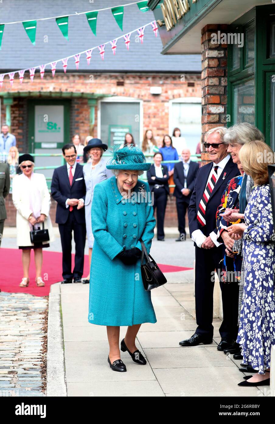 Queen visits coronation street hi-res stock photography and images - Alamy