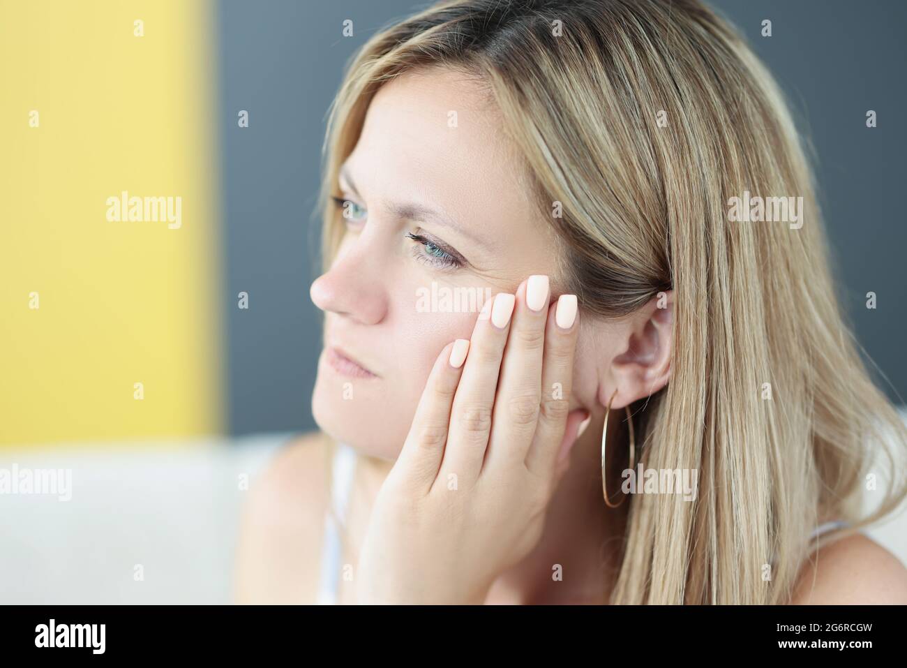 Portrait of young woman with toothache and inflammation of gums Stock ...