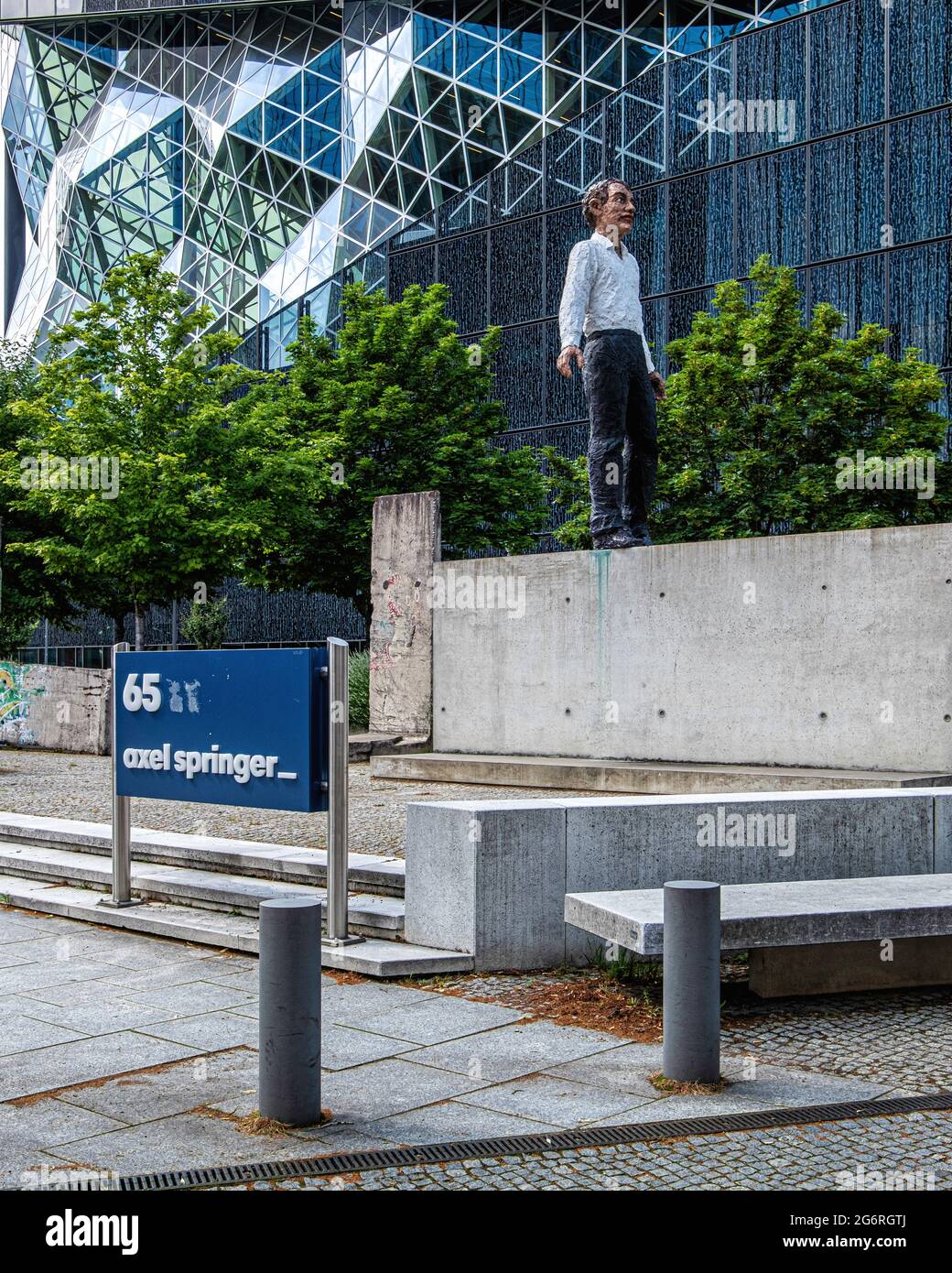 Balancing act sculpture hi-res stock photography and images - Alamy