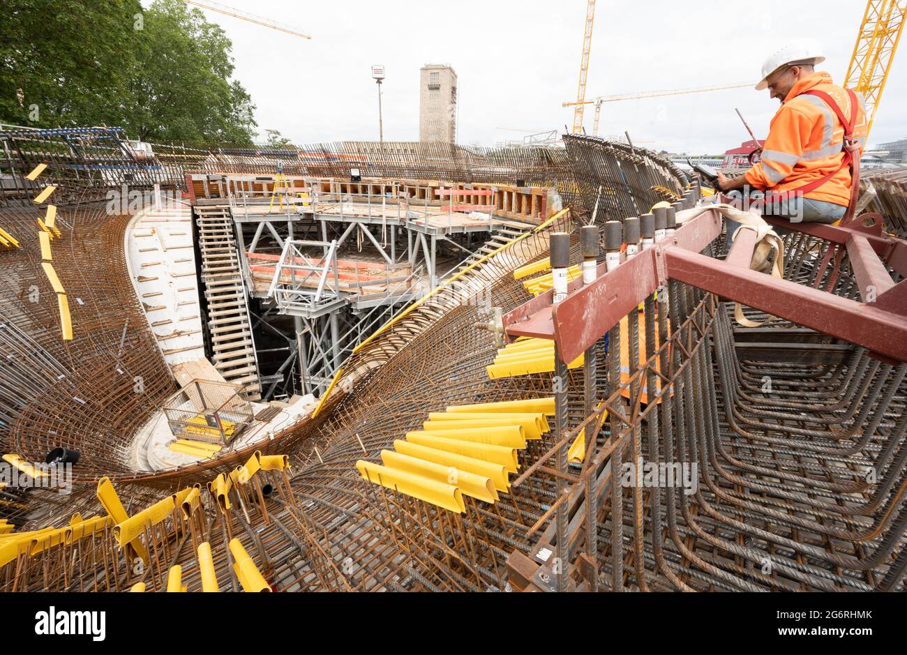 08 July 2021, Baden-Wuerttemberg, Stuttgart: Workers attach parts of a ...