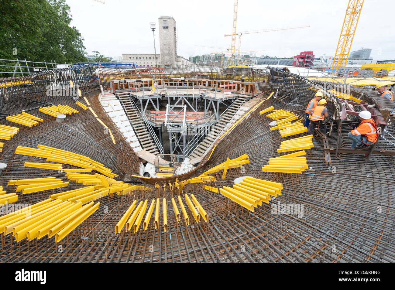08 July 2021, Baden-Wuerttemberg, Stuttgart: Workers attach parts of a ...