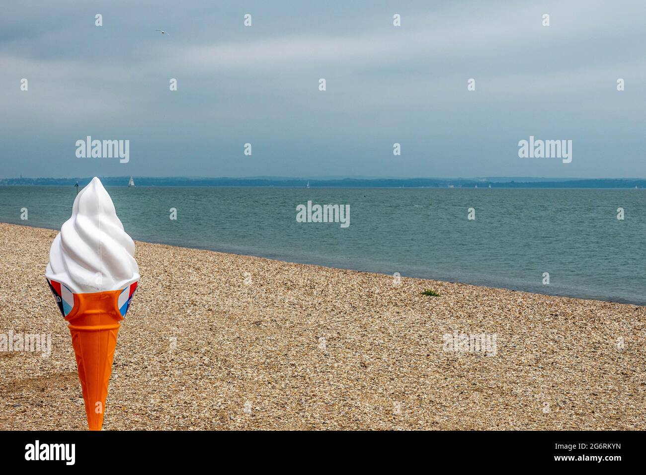 Large ice cream cone hi-res stock photography and images - Alamy