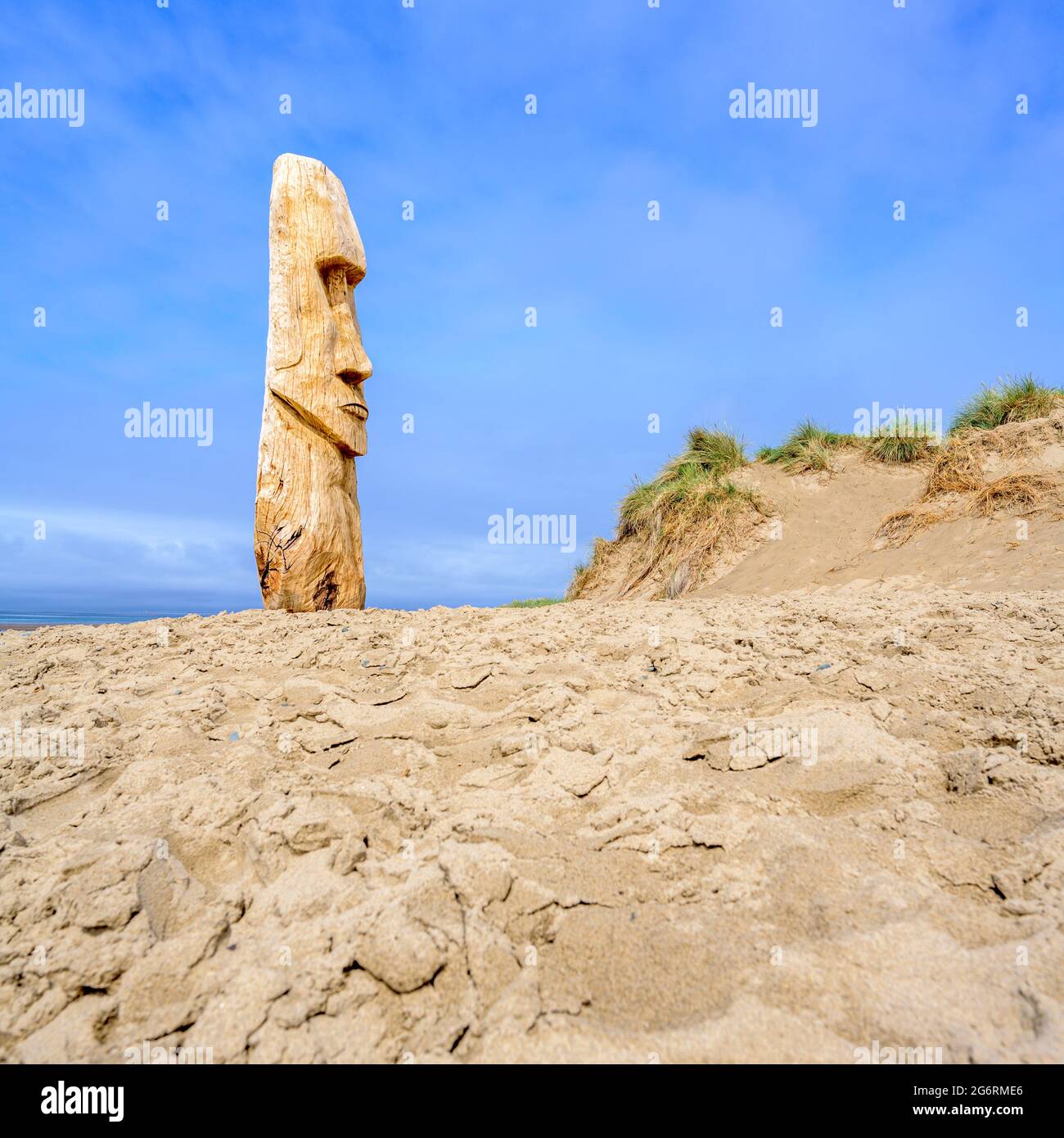 Dum Dum the wooden sculpture on Barmouth beach in Wales Stock Photo - Alamy