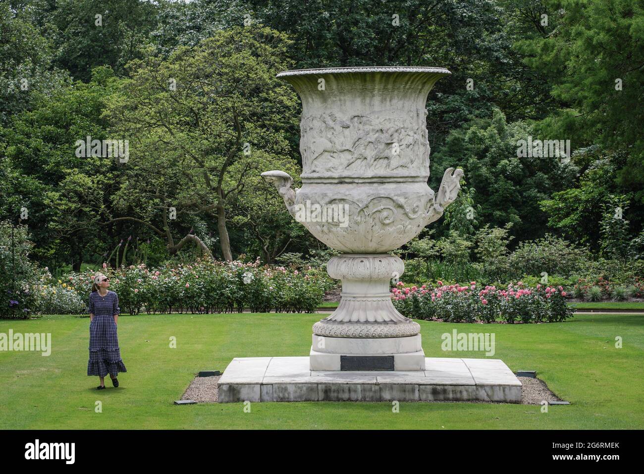 London, UK. 8th July, 2021. The Garden at Buckingham Palace opens for ...