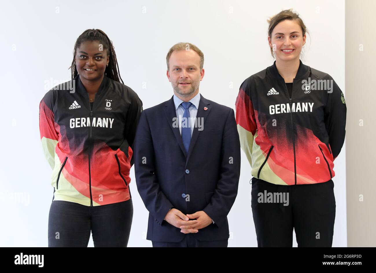 Neubrandenburg, Germany. 08th July, 2021. Claudine Vita (l), discus ...