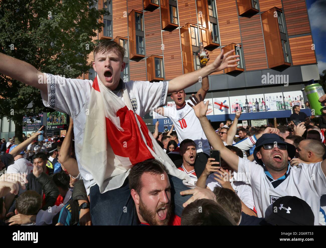 London, UK. 07th July, 2021. Fans chant slogans watch the Euro 2020 ...