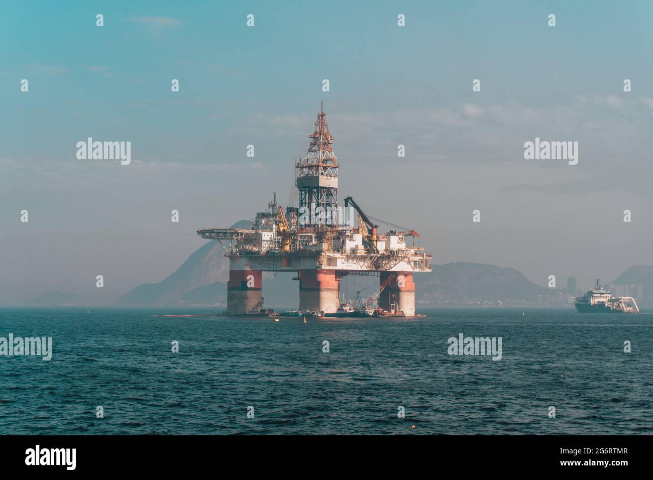 Oil platform on the ocean on a sunny day Stock Photo - Alamy