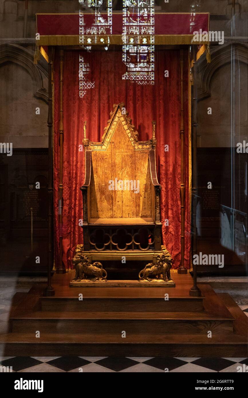 St edward's chair hi-res stock photography and images - Alamy