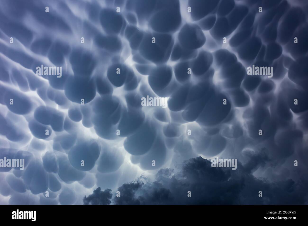 Mammatus storm clouds, bautiful storm cloud formation Stock Photo - Alamy