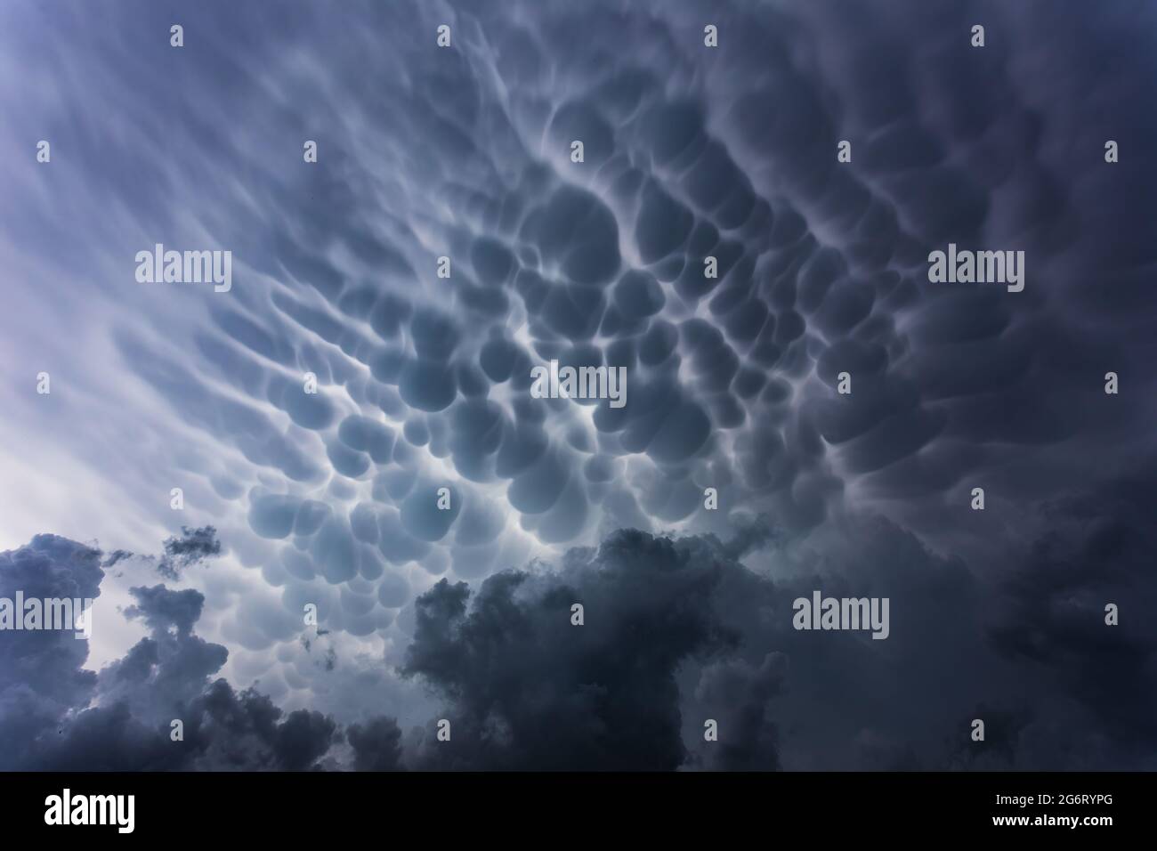 Mammatus storm clouds, bautiful storm cloud formation Stock Photo - Alamy