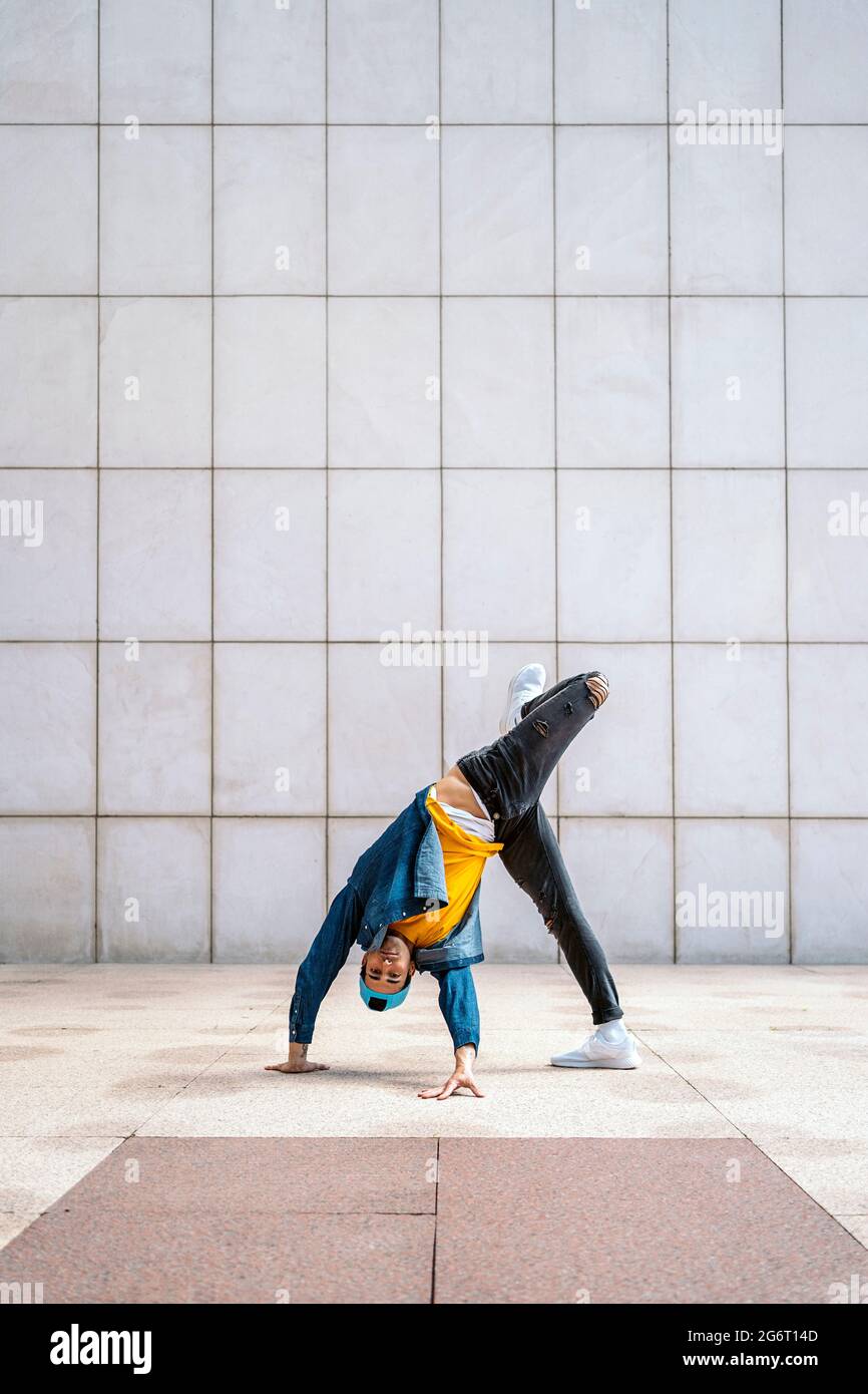 Dancer handstand hi-res stock photography and images - Alamy