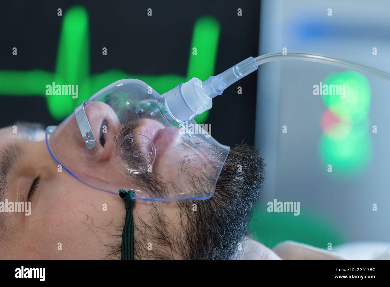 Man in hospital bed oxygen mask hi-res stock photography and images - Alamy